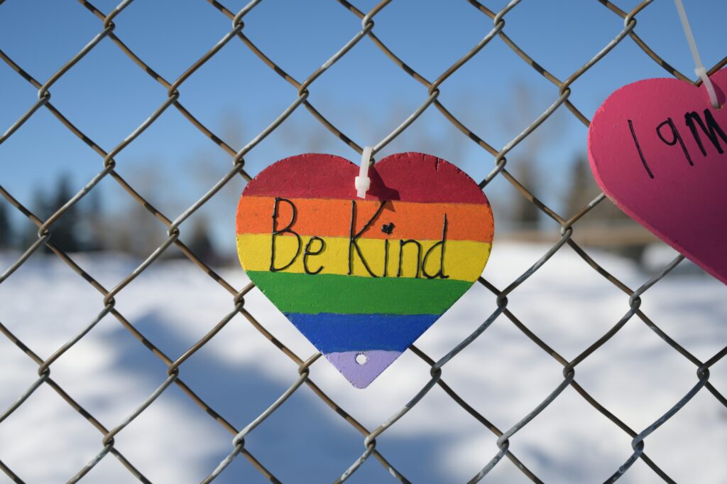50 Simple Ideas To Celebrate Random Acts Of Kindness Day - TopCashback ...